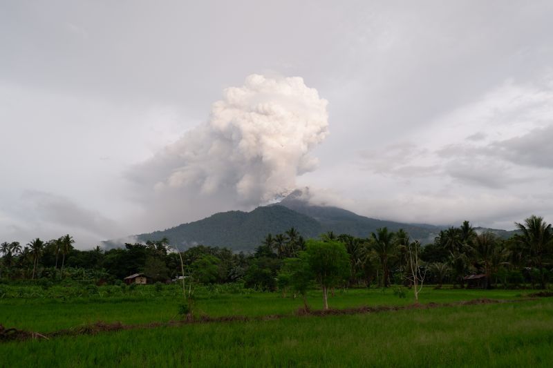 Warga Diimbau Jauhi Lokasi Aliran Lava Pijar Erupsi Gunung Lewotobi